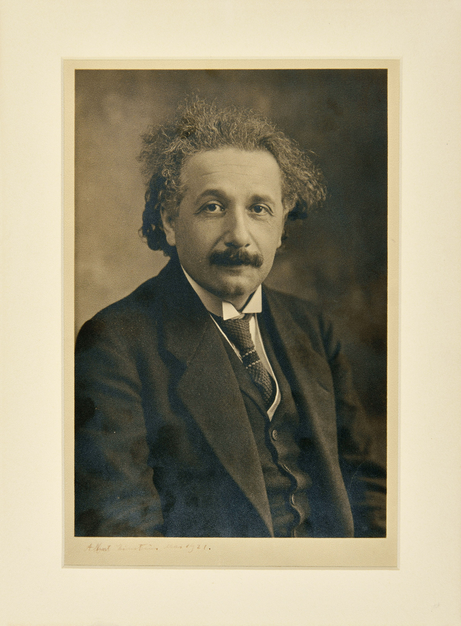 【德国物理学家爱因斯坦 亲笔签名大幅肖像照片】拍卖品_图片_价格_鉴赏_舆图照片_雅昌艺术品拍卖网